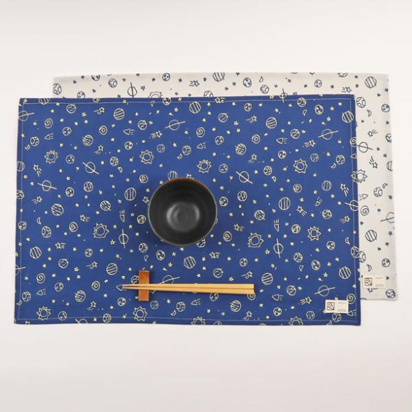 小学校の机をカバーできる大き目サイズのランチョンマットです。通気性が良くナチュラルな色感の綿麻生地を使用しています。 １点１点、国内でハンドメイドで製作しています。記名可能なオリジナルネームタグがついています。●作品サイズ幅60cm×高さ4...