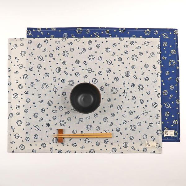 小学校の机をカバーできる大き目サイズのランチョンマットです。通気性が良くナチュラルな色感の綿麻生地を使用しています。 １点１点、国内でハンドメイドで製作しています。記名可能なオリジナルネームタグがついています。●作品サイズ幅60cm×高さ4...