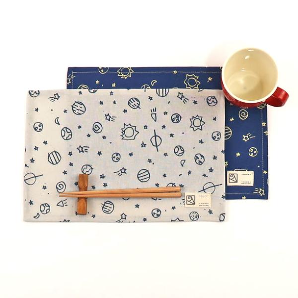 小さ目のランチョンマットです。通気性が良くナチュラルな色感の綿麻生地を使用しています。 １点１点、国内でハンドメイドで製作しています。記名可能なオリジナルネームタグがついています。●作品サイズ幅30cm×高さ20cm●素材麻55%、綿45%...