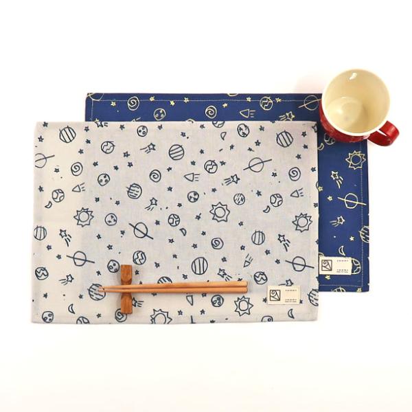 小さ目のランチョンマットです。通気性が良くナチュラルな色感の綿麻生地を使用しています。 １点１点、国内でハンドメイドで製作しています。記名可能なオリジナルネームタグがついています。●作品サイズ幅35cm×高さ25cm●素材麻55%、綿45%...