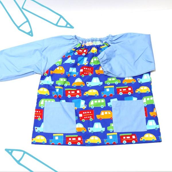 遊び着、お食事エプロン、入園準備など、スモックは小さなお子様の必需品！ボディの生地は、日本製の薄手のコットン。いろいろな形の車がおもちゃ風にかわいらしくカラフルに描かれています。ちょっと襟から見える無地のブロードガアクセントになっています。...