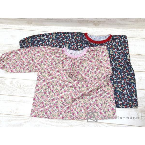 遊び着、お食事エプロン、入園準備など、スモックは小さなお子様の必需品！ボディの生地は、日本製の30番手ビエラ・ウーリーコットン。やわらかな肌触りの生地です。ちょっとレトロな花柄です。ちょっと襟から見える無地のブロードガアクセントになっていま...