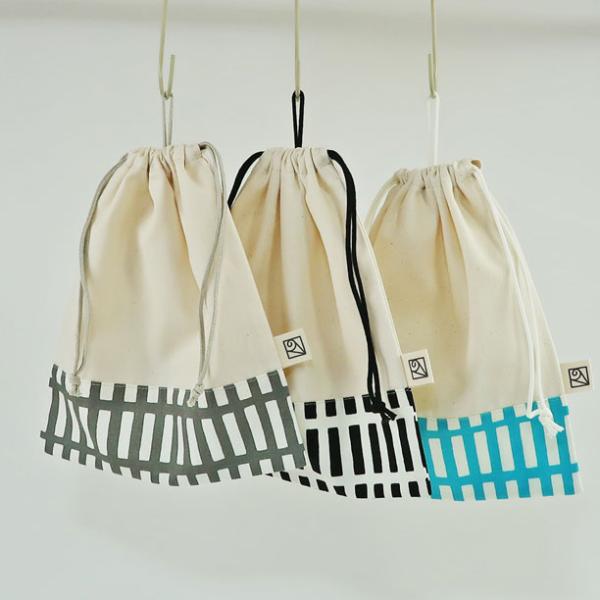 商品の上部にループひもが付いた巾着袋です。 ７ｃｍ程度の長さなので、ランドセル、机などのフックに引っ掛けても引きずる心配がありません。 ランチョンマットやコップを入れて、給食袋としてお使いいただくのにぴったりですが、使い方はアイデア次第です...