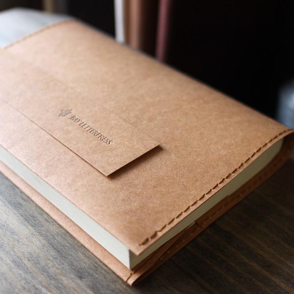 ★しっとり　とした手ざわり★しっくり　馴染む★しっかり　丈夫まるで皮製品のような紙製ブックカバーです。ラテックスを含んだ紙なので丈夫で耐水性もあります。使い込むと革製品のようなシワが出てそれもまた味になります。まさにブックカバーのためにある...