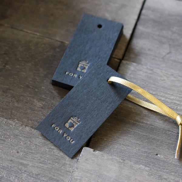 「心??を込めたプレゼント」をイメージしたイラストとFor Youの文字を活版印刷で制作したFOR YOUタグです^^活版印刷で強くプレスし、文字とイラストを凹ませております。紙は「気持ちを包む紙」というコンセプトで作られた気包紙の黒バージ...