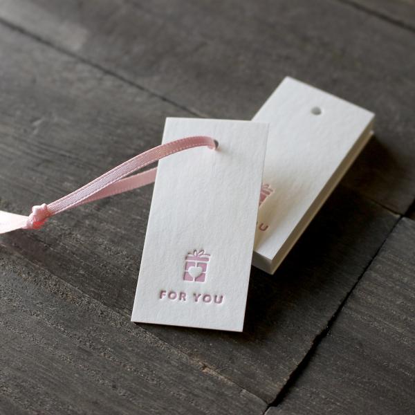 「心??を込めたプレゼント」をイメージしたイラストとFor Youの文字をピンク色で活版印刷したFOR YOUタグです^^活版印刷で強くプレスし、文字とイラストを凹ませております。紙は「気持ちを包む紙」というコンセプトで作られた「気包紙(き...