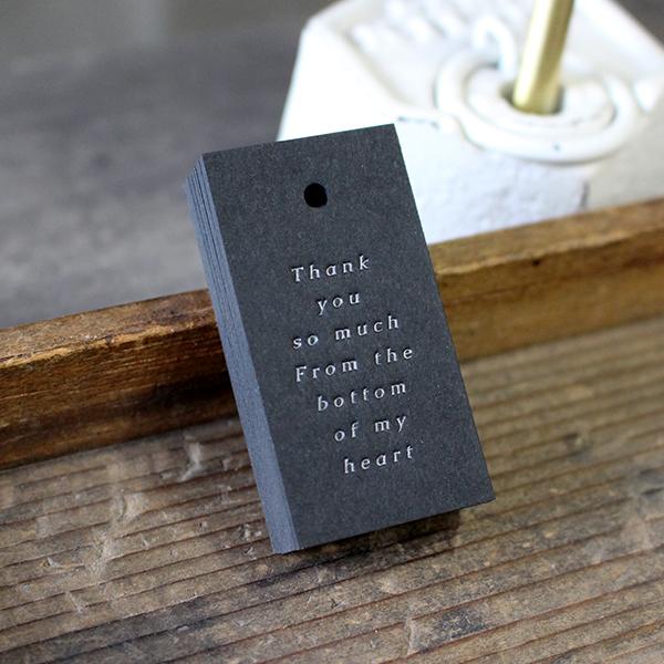 黒い厚紙にシルバーインクで活版印刷したサンキュータグです。文字は活版印刷で凹ませ、ラグジュアリーな印象のタグです^^黒い紙はシルバーアクセサリーはじめ、キラキラした装飾品を引き立ててくれますのでアクセサリーに添えるタグとしてもお勧めです^^...