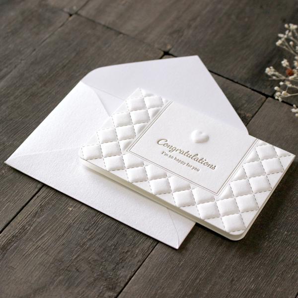 ハートとキルティング風の柄がぷっくりと浮き出た、可愛らしいミニサイズの二つ折りメッセージカード(サンキューカード)です。素材は「トポラスF」という約0.5mmの厚手の紙を使用し、ミニサイズながらもしっかりと存在感、重厚感を感じさせてくれます...