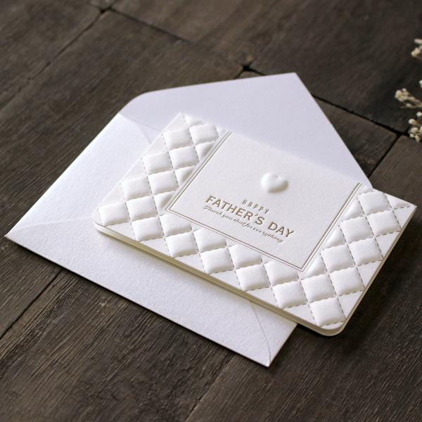 ハートとキルティング風の柄がぷっくりと浮き出た、可愛らしいミニサイズの二つ折りメッセージカード(サンキューカード)です。素材は「トポラスF」という約0.5mmの厚手の紙を使用し、ミニサイズながらもしっかりと存在感、重厚感を感じさせてくれます...