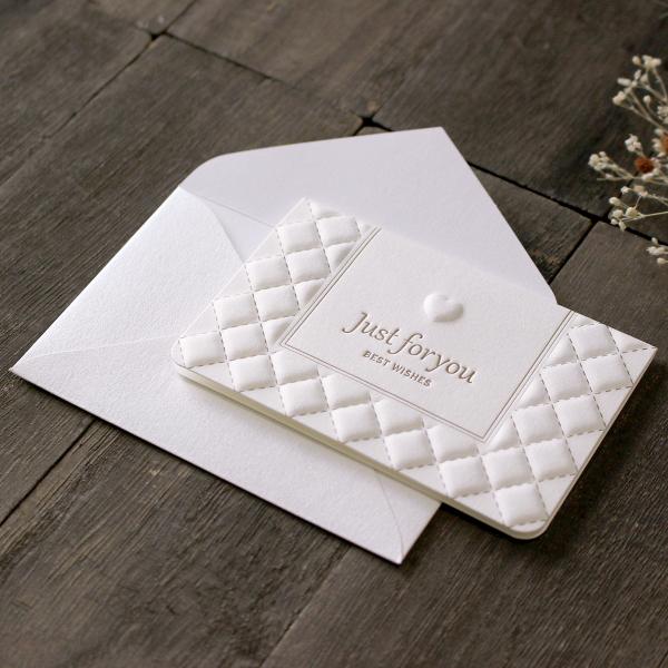 ハートとキルティング風の柄がぷっくりと浮き出た、可愛らしいミニサイズの二つ折りメッセージカード(サンキューカード)です。素材は「トポラスF」という約0.5mmの厚手の紙を使用し、ミニサイズながらもしっかりと存在感、重厚感を感じさせてくれます...