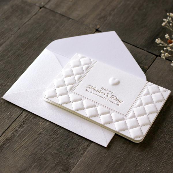 ハートとキルティング風の柄がぷっくりと浮き出た、可愛らしいミニサイズの二つ折りメッセージカード(サンキューカード)です。素材は「トポラスF」という約0.5mmの厚手の紙を使用し、ミニサイズながらもしっかりと存在感、重厚感を感じさせてくれます...