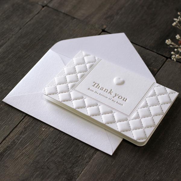 ハートとキルティング風の柄がぷっくりと浮き出た、可愛らしいミニサイズの二つ折りメッセージカード(サンキューカード)です。素材は「トポラスF」という約0.5mmの厚手の紙を使用し、ミニサイズながらもしっかりと存在感、重厚感を感じさせてくれます...