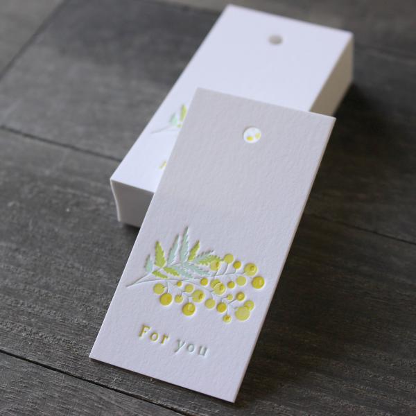 ミモザのイラストが華やかなギフトタグ(For youタグ)です。紙はスノーブルという厚手の紙を使用しており、その名の通り雪のような白さと優しい手触りが特徴です。印刷には3色の活版印刷が用いられており、真っ白なスノーブルに明るく彩られたカラー...