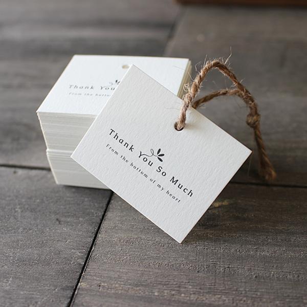 Thank You So much の文字にナチュラルな印象の葉っぱをあしらったデザインのサンキュータグです。紙はアラベールというこちらもナチュラルな印象の紙で素朴で可愛いタグになりました^^たっぷり100枚入りです^^アクセサリーに添える...