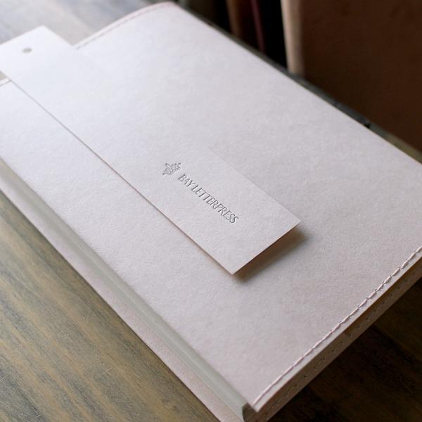 ★しっとり　とした手ざわり★しっくり　馴染む★しっかり　丈夫まるで皮製品のような紙製ブックカバーです。ラテックスを含んだ紙なので丈夫で耐水性もあります。使い込むと革製品のようなシワが出てそれもまた味になります。まさにブックカバーのためにある...