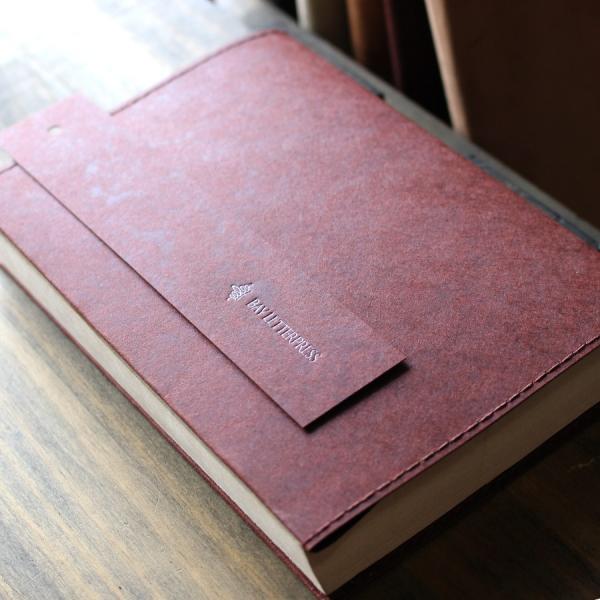 ★しっとり　とした手ざわり★しっくり　馴染む★しっかり　丈夫まるで皮製品のような紙製ブックカバーです。ラテックスを含んだ紙なので丈夫で耐水性もあります。使い込むと革製品のようなシワが出てそれもまた味になります。まさにブックカバーのためにある...