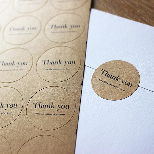 直径31mmのサンキューシールです。控えめで素朴な風合いのクラフト紙ですが、どこか高級感も漂わせてくれます^^各種ラッピングや封緘シールとして、ご活用頂ければ幸いです^^テキストはThank youFrom the bottom of my...
