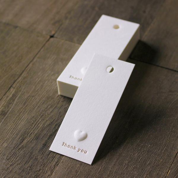 ぷっくりと浮き上がったハートが可愛い、サンキュータグです。紙には、優しい風合いと程よい硬さを兼ね備えた「トポラスF」を使用。約0.5mmのしっかりとした厚さがあり、高級感、重厚感を感じさせてくれます。印刷はThank youの部分は活版印刷...