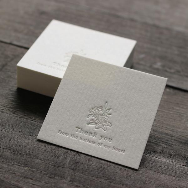 ユリの花をあしらったデザインのサンキューカード兼アクセサリー台紙です。毛布地フェルトを用いて織模様が表現された紙はしっかりと厚く、重厚感がありながらも柔らかさと温かみのある風合いがとても魅力的なファインペーパーです。主張しすぎない控えめな色...