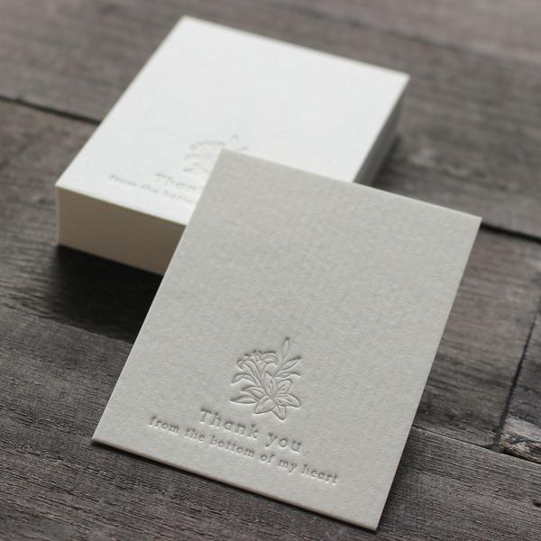 ユリの花をあしらったデザインのサンキューカード兼アクセサリー台紙です。毛布地フェルトを用いて織模様が表現された紙はしっかりと厚く、重厚感がありながらも柔らかさと温かみのある風合いがとても魅力的なファインペーパーです。主張しすぎない控えめな色...