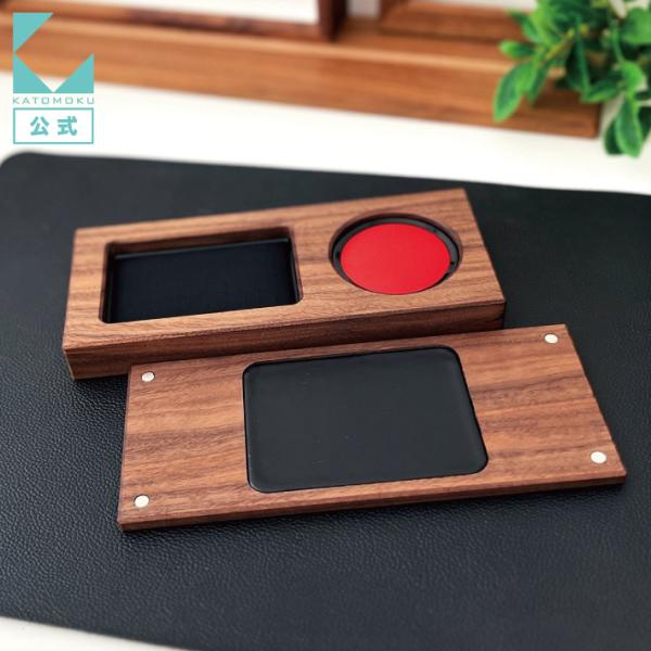 朱肉、スタンプ、本革捺印マットを一つのケースへまとめた、オールインワンセットです。決裁権のある方や、開業される方への贈り物に。実用性の高い朱肉とスタンプも付き、高級感のある木製ケースがデスクを彩ってくれます。お客様よりご捺印をいただくお仕事...