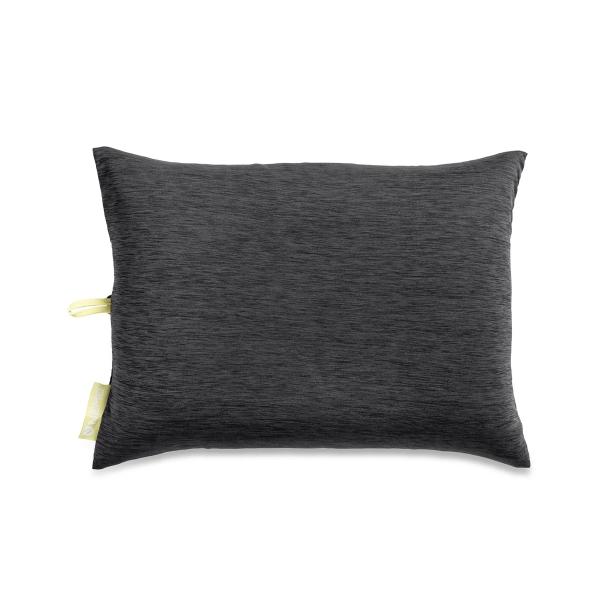 携行していることを忘れてしまうくらいの軽さとコンパクトな収納サイズを実現した究極のピローです。キャンプや旅行用のピローとしてだけでなく、飛行機や長距離ドライブの際にランバーサポートとしても使用可能です。100％リサイクル素材から作られたZe...