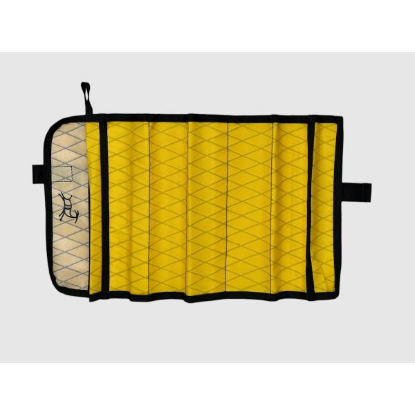 軽量、高強度を兼ね備えた〈X-PAC〉生地を使用したスクリューケース■商品特徴構造は一切の装飾的要素を排したシンプルなものです。スクリューを入れる際はハンドル部分を互い違いにしていくと丸めやすくなっています。ストレスのないバックルでグローブ...