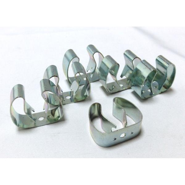 ほうき、モップ、ブラシ、つえ、工具、傘、 ゴルフクラブ、ガーデンツールなど いろいろなものを壁に取り付け可能になるクリップです。 取り付け時壁に穴をあけるのでご注意ください。 取り付けに必要なねじはありません。 六つ入り