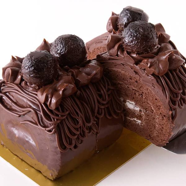 ■商品説明とろけるような美味しさの「チョコロールケーキ」♪クーベルチュールチョコレートを生クリームと炊き込んだ「ガナッシュ」を贅沢に使用しています！●長さ約15cm、約4人用〜5人用のサイズです。●しっとり濃厚。高級クーベルチョコレート使用...