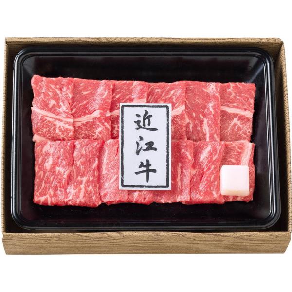 ■商品説明滋賀県が誇る近江牛は、松阪牛・神戸ビーフと並び称される日本三大和牛のひとつ。その歴史は古く、江戸時代には牛肉が「養生薬」として将軍家へ献上され、珍重されてきました。明治以降、西洋文化の広がりとともに全国へ名を馳せ、近江商人の活躍に...