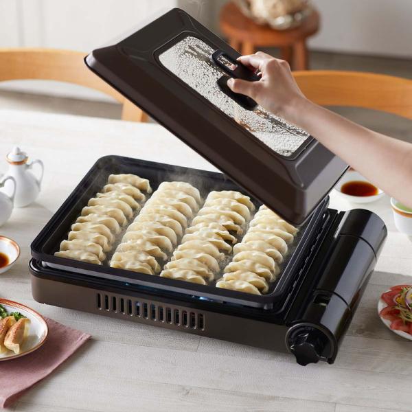 ■商品説明●一台で「焼く」・「蒸す」・「鍋」の調理ができる！●カセットボンベが燃料のガス式ホットプレート。●電気を使わないコードレスだから使う場所を選びません。●電化製品との同時使用でブレーカーが落ちる心配もなし。お庭などアウトドアでも楽し...