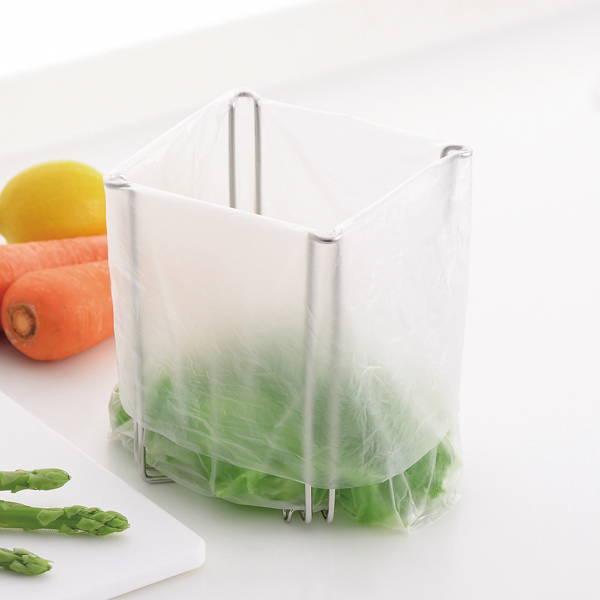 ■商品説明●使わない時は畳んで隙間に収納ができる便利グッズ。●袋を掛けて野菜のくず入れに、牛乳パック、ペットボトルの水切りに、アイデア次第で使い方色々！●丈夫で衛生的なステンレス製。■商品詳細生産地：中国サイズ(約)：(収納時)幅180×奥...