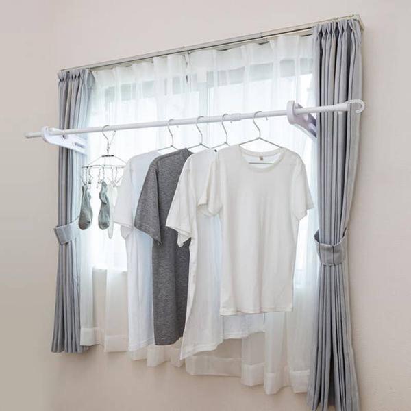 ■商品説明●高さ90〜150cmの窓枠につっぱって固定する物干し●日当たりの良い窓スペースを有効活用、窓枠に簡単に取付けできます。●専用の伸縮竿1本付き、腰窓スペースで効率良く干せます。●リビングでの部屋干しにも違和感のない清潔なホワイトカ...