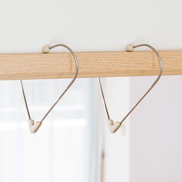 ■商品説明●取り付け簡単、工具いらずで部屋干しスペースが作れるフックです。●かもいやドア枠に取り付けることで、角ハンガーやハンガーを掛けて部屋干しができます。●突っ張り棒を併用して、ハンガーをかけるスペースを作ることもできます。●壁面から1...