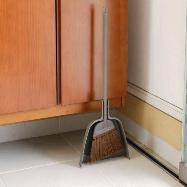 ■商品説明●日本製独自の繊維で水に強く耐久性抜群●赤シダ風の化学繊維で水に強い、耐久性抜群の長持ちほうき●玄関・道路・側溝・庭に最適●隅や角が掃きやすく斜めカットの毛先で、落ち葉から大きなゴミまでしっかり掃ける●スタンドチリトリにほうきがセ...