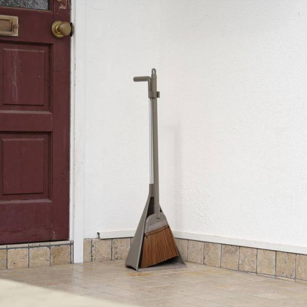 ■商品説明●日本製独自の繊維で水に強く耐久性抜群●赤シダ風の化学繊維で水に強い、耐久性抜群の長持ちほうき●玄関・道路・側溝・庭に最適●隅や角が掃きやすく斜めカットの毛先で、落ち葉から大きなゴミまでしっかり掃ける●スタンドチリトリにほうきがセ...