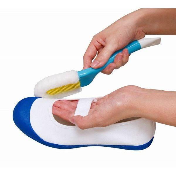 ■商品説明●泡立ち＆汚れをかき出すシューズブラシ。●泡立ちの良いふさふさ繊維と、汚れをかき出すトゲトゲブラシのW効果で汚れを落とします。●コンパクトなヘッドで靴の中も洗えます。●先端にあるヘラで靴裏の小石も取れます。■商品詳細生産地：中国サ...