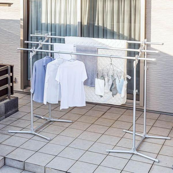 ■商品説明●日当たり・風通しの良い傾斜タイプものほし台です。●軽くて持ち運びも簡単、足下がスッキリと使えます。●干し部は高さが調節が可能、使いやすい位置に竿受けを設定できます。●サビに強いアルミ製、アルマイトとトップコートの２層構造で耐久性...