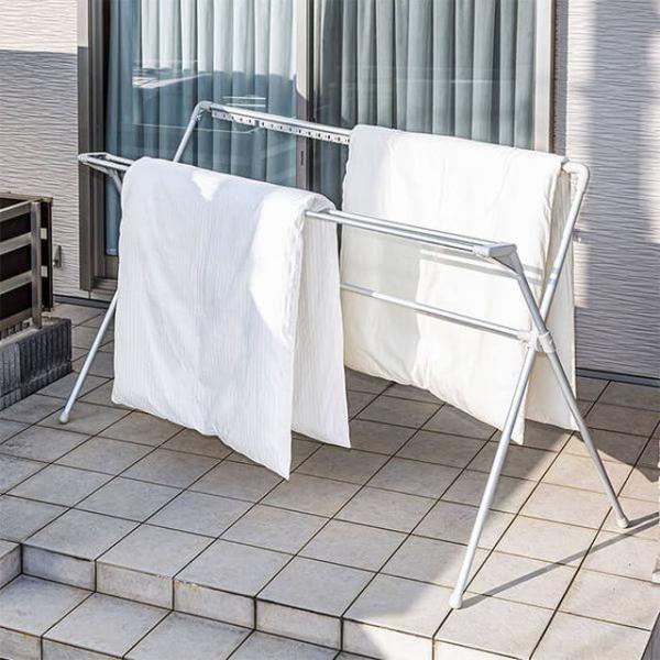 ■商品説明●ハンガー干しも簡単なマルチハンガー付き！●通気性の良いＷバー仕様の多機能タイプふとんほしです。●片側干し部はマルチハンガー付、ピンチやものほしハンガーが掛けられます。●採光性が良く乾きやすい干し部段違い設計です。●取扱い・持ち運...