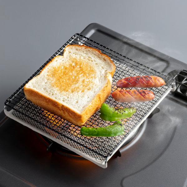 ■商品説明●セラミックの遠赤効果で、素材の味わいを引き出す。●魚焼き、おもち、トースト等の焼き網として使える。●網へのくっつきを防ぐフッ素樹脂加工で片付け簡単。●コンパクトなのでアウトドアのおともに。■商品詳細生産地：中国サイズ（約）：幅2...