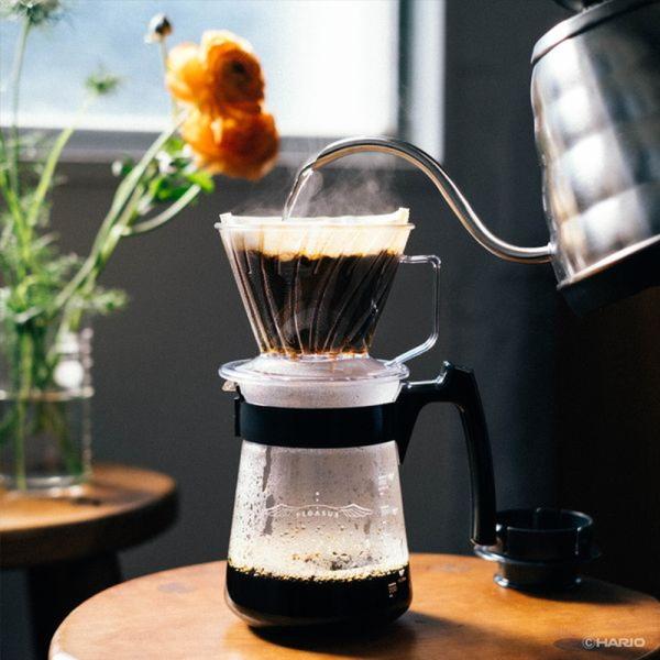 ■商品説明●たて型でコンパクトな耐熱ガラス製コーヒーサーバーです。●取り外ししやすいツマミフタ。●フタは裏返すと簡易的なドリップトレイとして使えます。●ハンドルも大きく持ちやすいデザインにしました。●熱湯、電子レンジ、食洗器対応■商品詳細生...