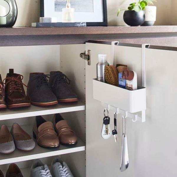 ■商品説明●下駄箱の扉に掛けるだけ。●シューズのお手入れ道具や除菌スプレーなど一括収納。●傘や折り畳み傘などを下駄箱扉の内側に隠して収納可能です。●収納するもののサイズに合わせて2種類のフックを使い分け。■商品詳細生産地：中国サイズ(約)：...