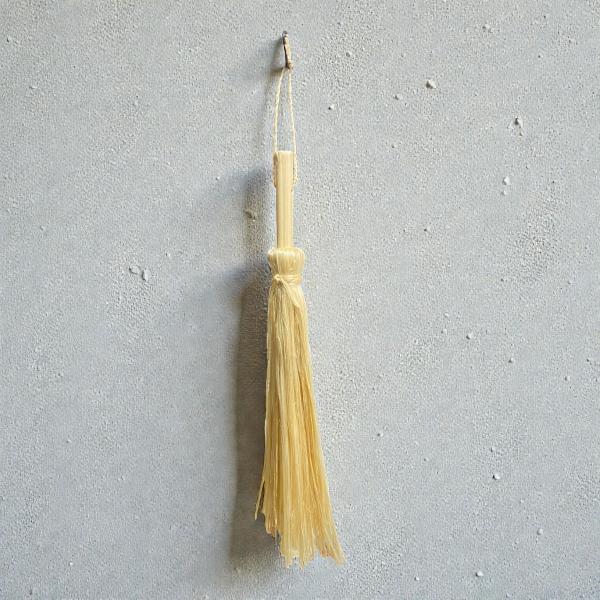 神事や祭事などに使われる国産（野州産）の本麻です精麻は水でも塩でも払いきれない穢れを祓い清めるとされております。等級：特等を使用したkananiオリジナルです。持ち手の部分は麻殻を使用しております。麻部分はバサバサになったら少量の水を手につ...