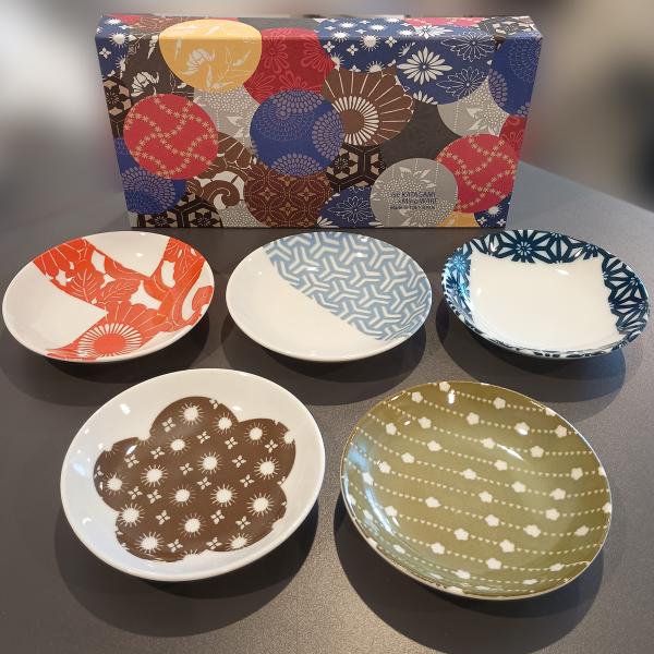 Ise KATAGAMI×MinoWAREIse KATAGAMI（伊勢形紙）現在の三重県鈴鹿市（伊勢の地）が産地ということで伊勢形紙と呼ばれるようになりました。伊勢形紙は、小紋などの柄や文様を着物の生地などに染めるのに用いる形紙。型染めの...