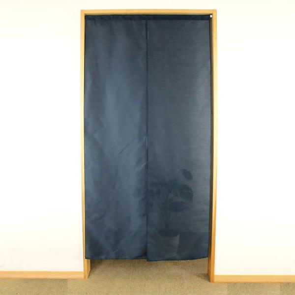 この暖簾の防炎加工は洗濯しても防炎機能が落ちないのが特徴です。 素材はポリエステル100％ですが、風合いのある糸を使って肌触り良く、生地も厚く仕上がっています。 生地の耳は高周波加工を施してすっきり仕上げです。 ほんのりとした透け感がありま...