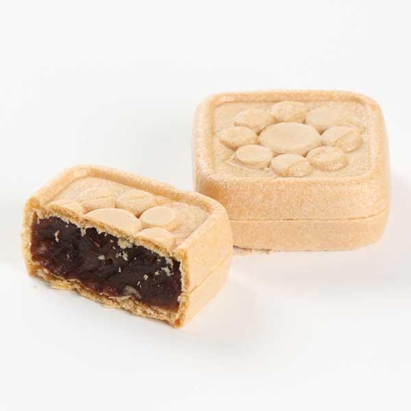 【商品について】富樫の紋入りの最中皮にみずみずしい餡がたっぷり詰まった最中です。歌舞伎十八番の勧進帳で有名な『安宅の関』がある石川県小松市。その勧進帳に出てくる義経、弁慶、富樫の三者のうち、富樫にちなんだお菓子です。