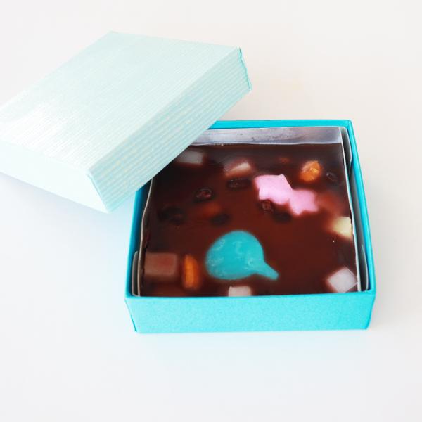 【商品について】水ようかんに金魚やうちわを浮かべた夏のお菓子。フルーツもたくさん入ってあんみつのような水ようかん。凍ったまま少しずつ溶かしながらお召し上がりください。
