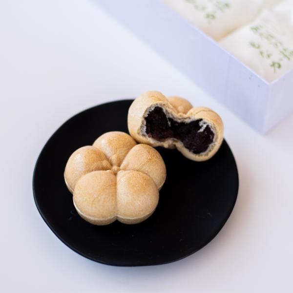【商品について】加賀藩主、前田家の家紋である梅の形のもなかに、北海道産の小豆を使った自家製粒あんがたっぷりと入っています。