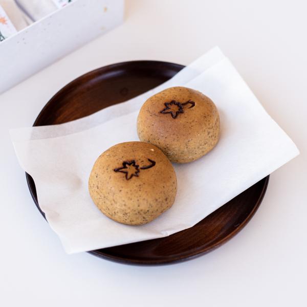 【商品について】香り高い加賀棒茶を生地に混ぜ込み、メープルシュガーを使用した餡を包み、香ばしく焼き上げた和洋折衷のお菓子です。