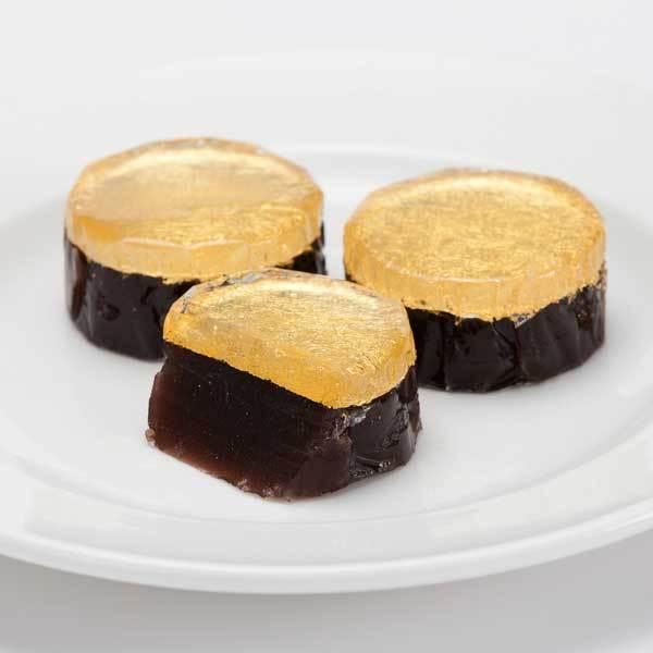 【商品について】日本一の生産を誇る金沢の金箔。その豪華な輝きを贅沢にあしらった金沢らしい絢爛豪華な本練羊羹です。